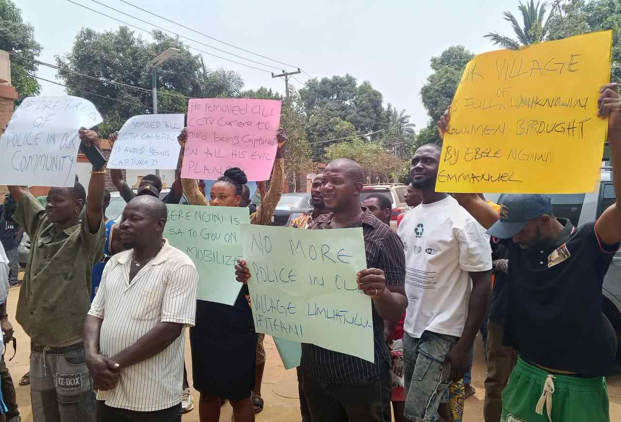 Enugu-Ukwu Youths Protest Disarming Of Security Operatives By Suspected ...